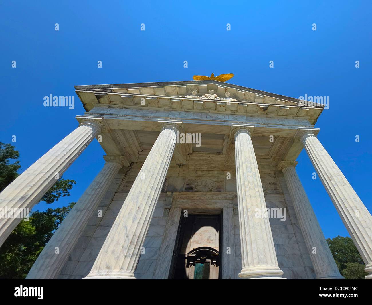 Illinois State Memorial with Abraham Lincoln statue Vicksburg National ...