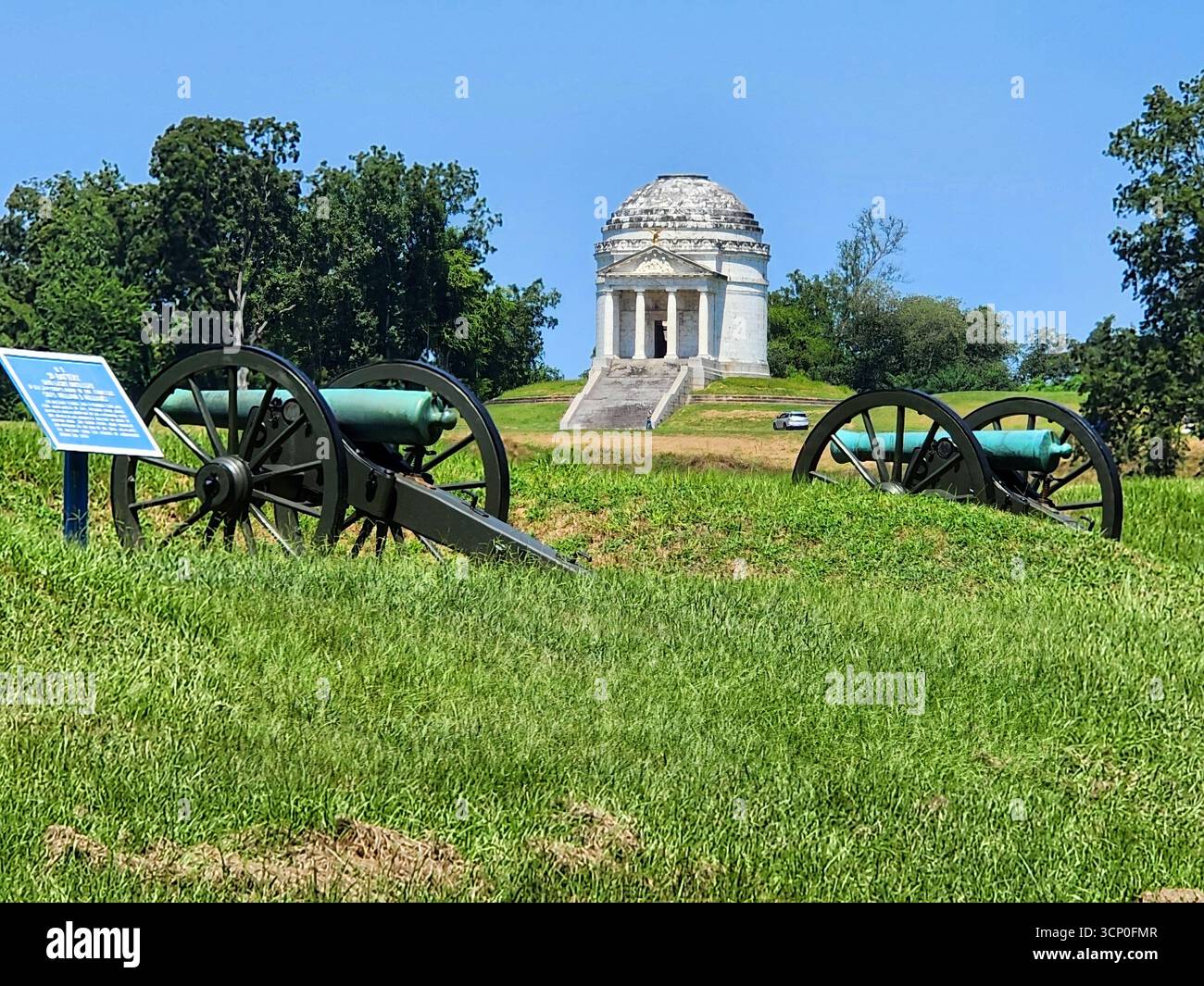 Michigan Light Artillery Cannons with Illinois State Memorial in ...