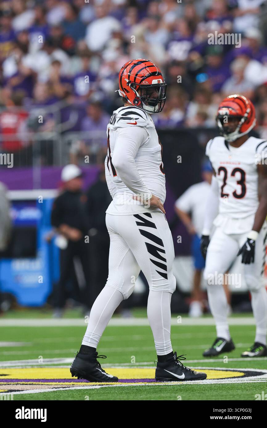 Cincinnati Bengals defensive end Trey Hendrickson (91) moves across the ...