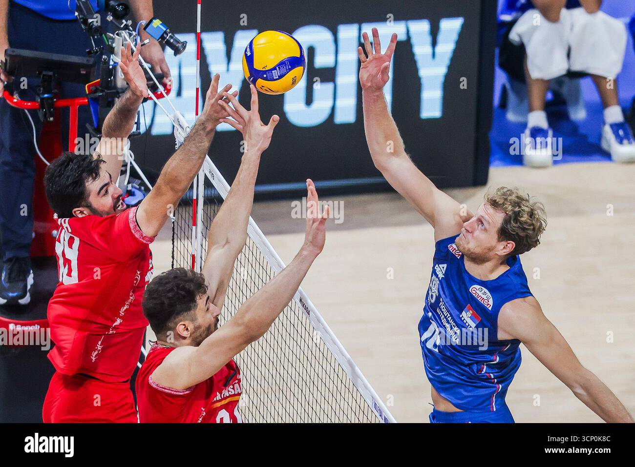 (250923) -- PASAY CITY, Sept. 23, 2025 (Xinhua) -- Drazen Luburic (R ...