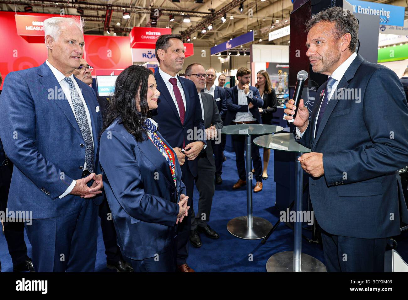 Eröffnungsrundgang bei der EMO, der Weltleitmesse der ...