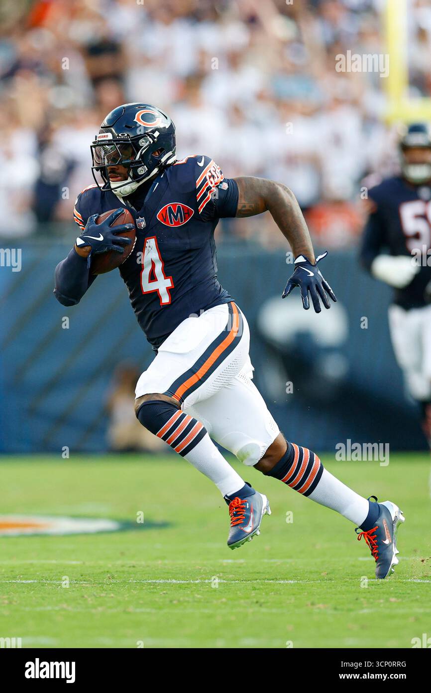 Chicago Bears running back D'Andre Swift (4) runs with the ball during the first half of an NFL ...