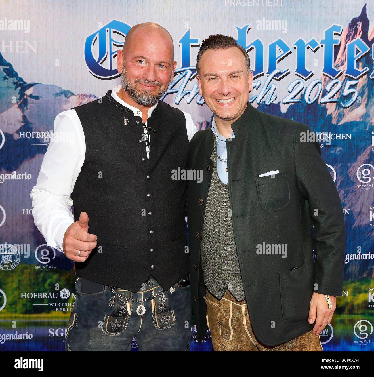 Björn Schwarz, Tim Raue beim Traditionellen Fassanstich am Abend im ...