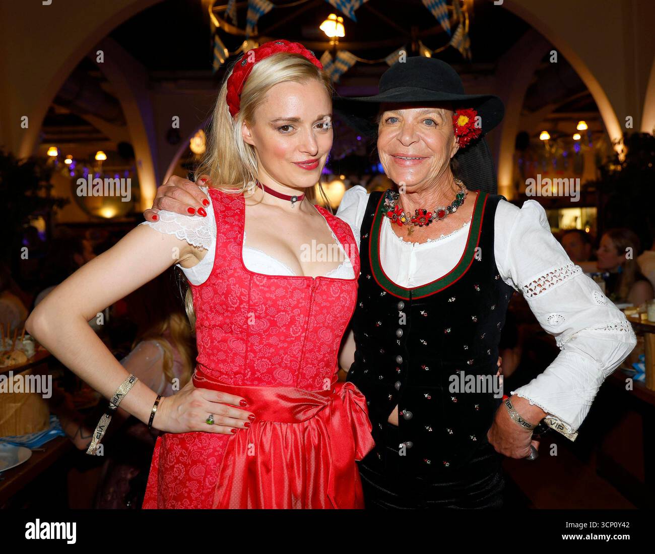 Annemarie Waldeck, Barbara Engel beim Traditionellen Fassanstich am ...