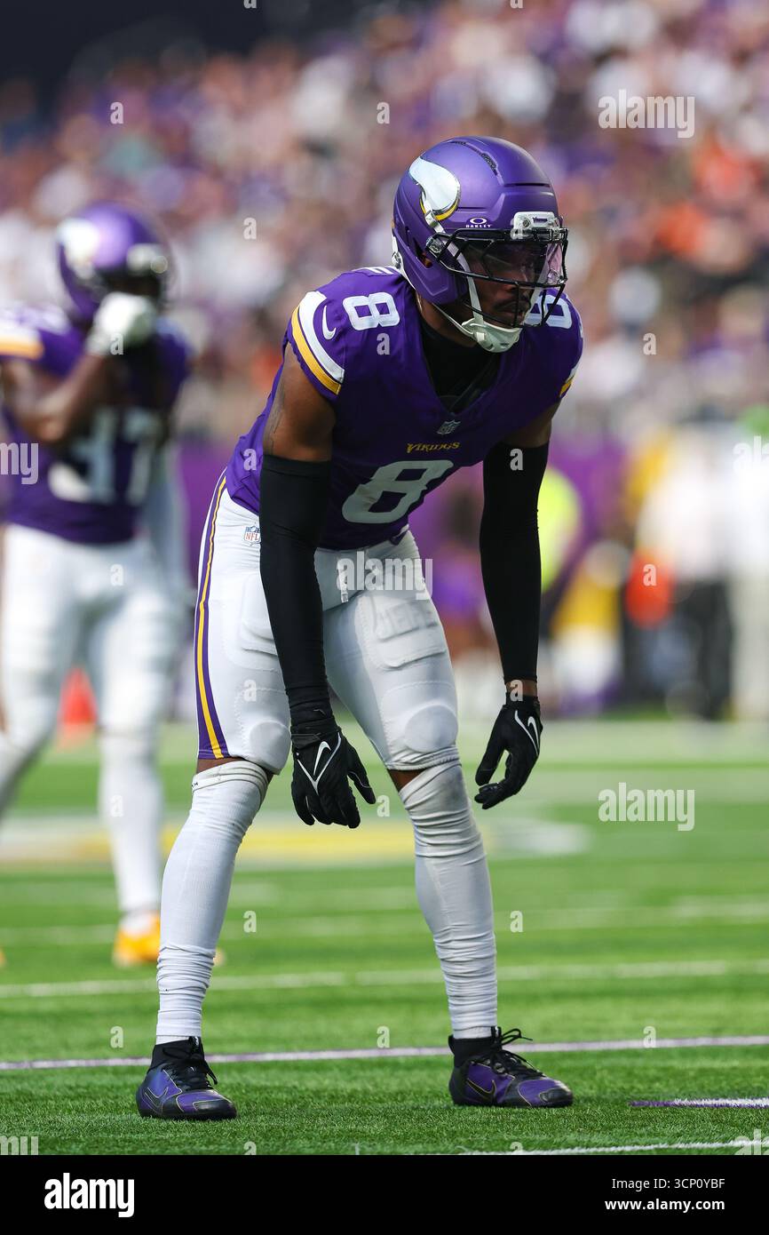 Minnesota Vikings cornerback Jeff Okudah (8) lines up for a play ...
