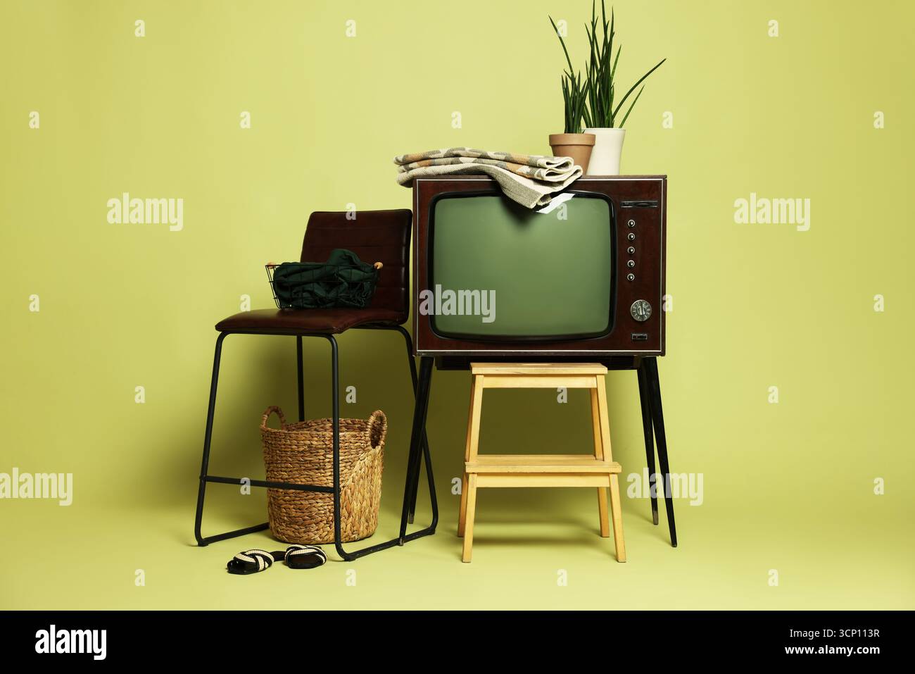 Retro tv set bar hi-res stock photography and images - Alamy