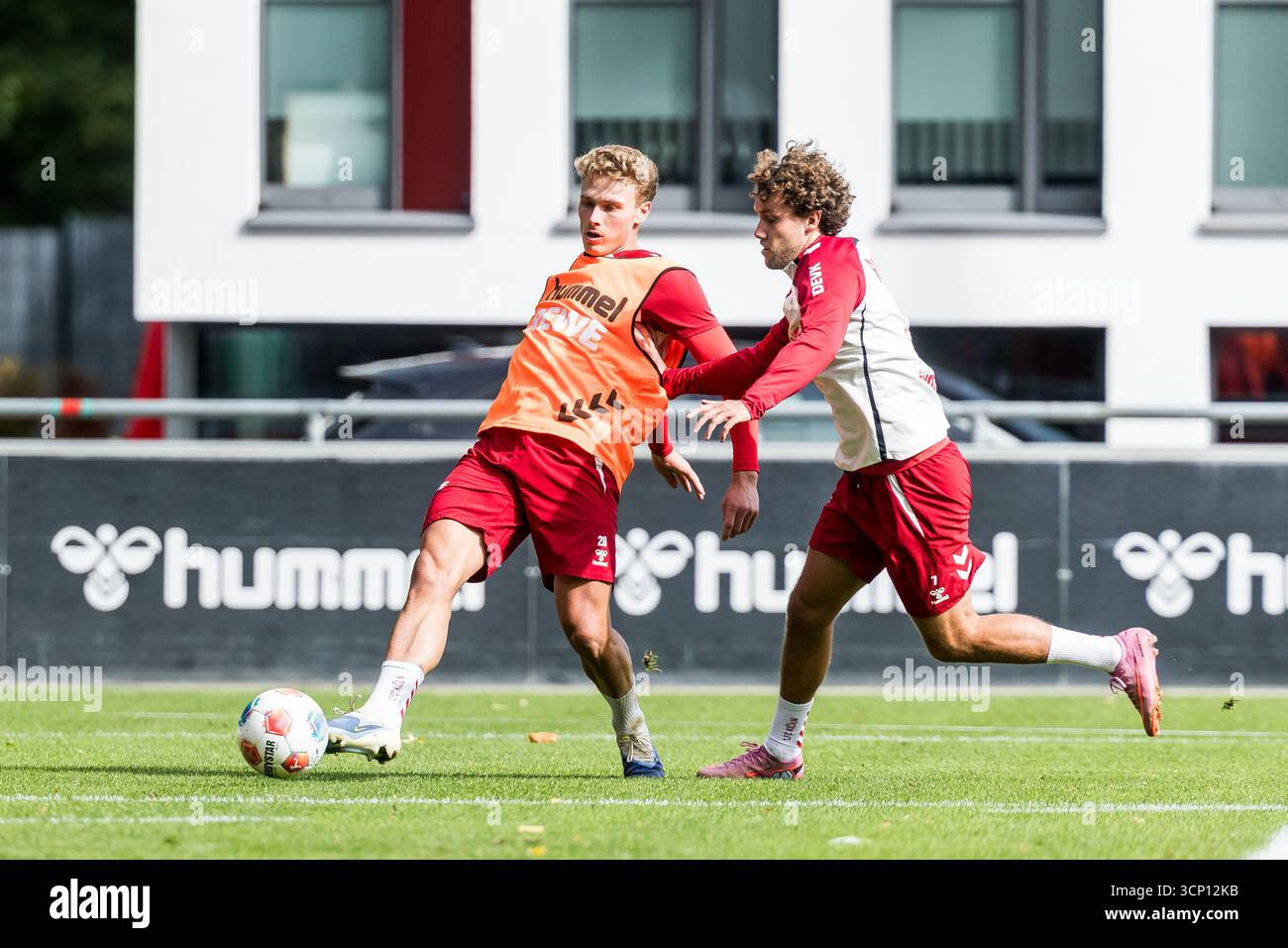 Zweikampf Sebastian Sebulonsen (1. FC K?ln, 28), Luca Waldschmidt (1 ...
