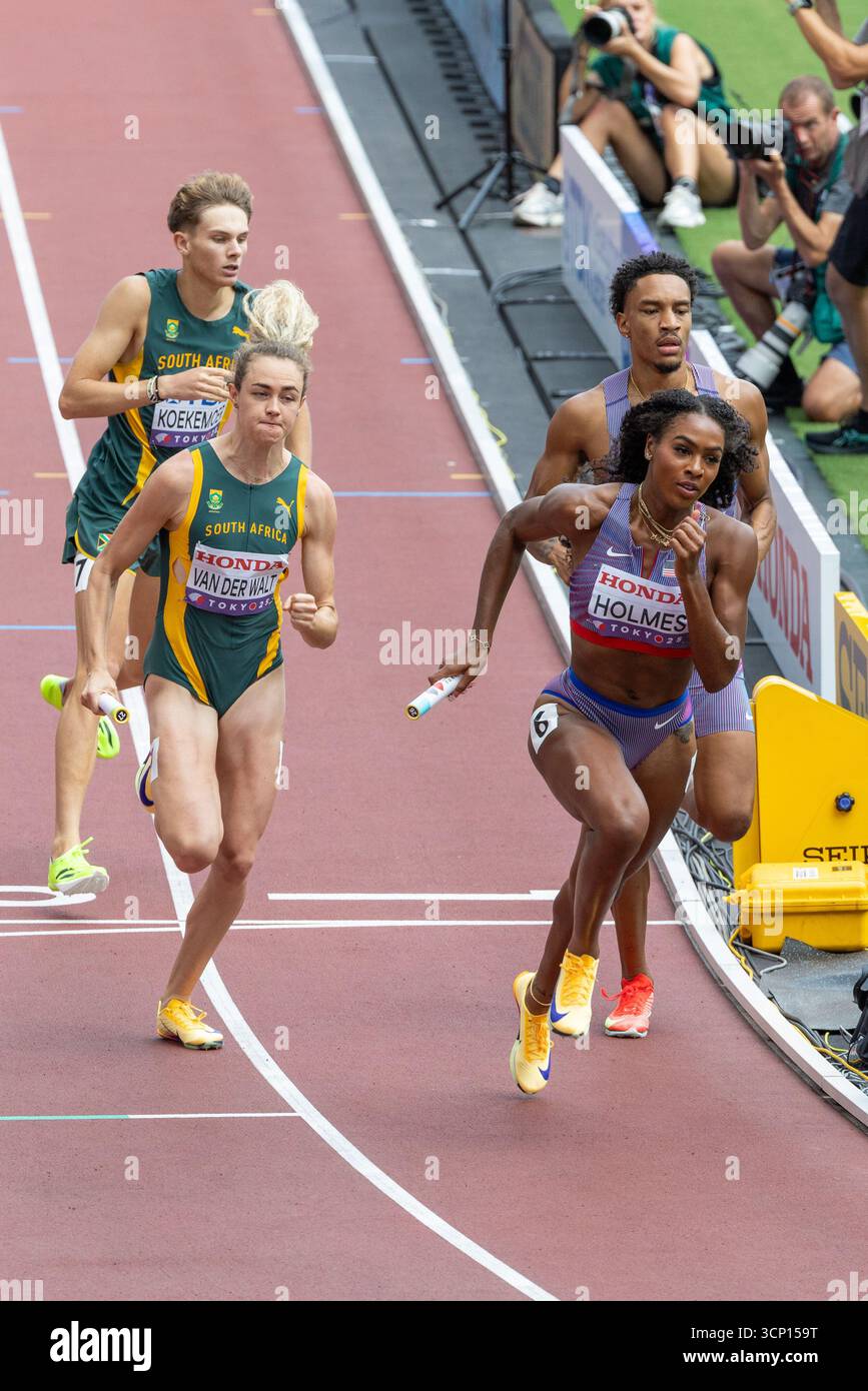 Alexis Holmes (USA) takes the baton from Jenoah McKiver (USA) on the ...