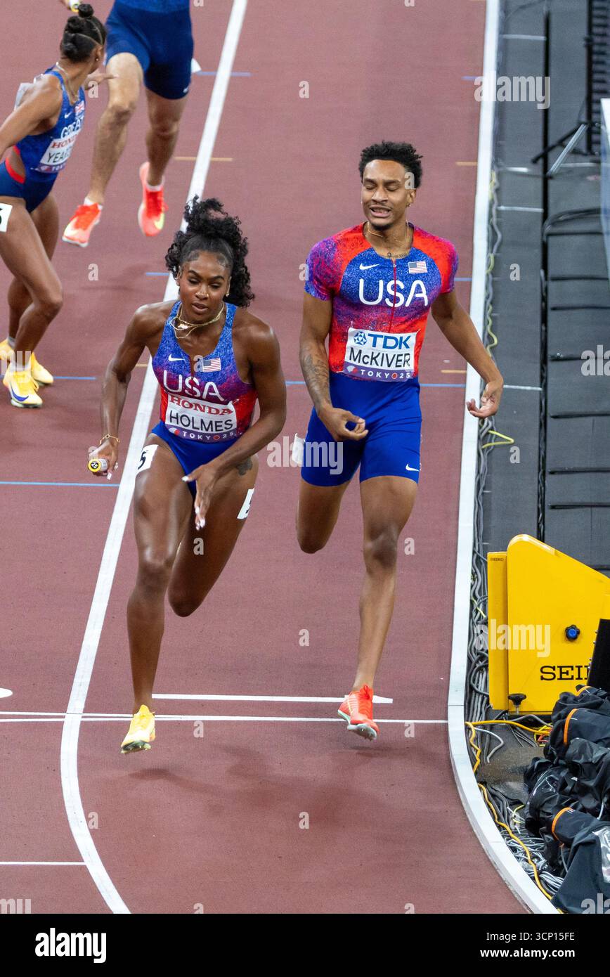 Jenoah McKiver (USA) hands the baton off to Alexis Holmes (USA) as team ...