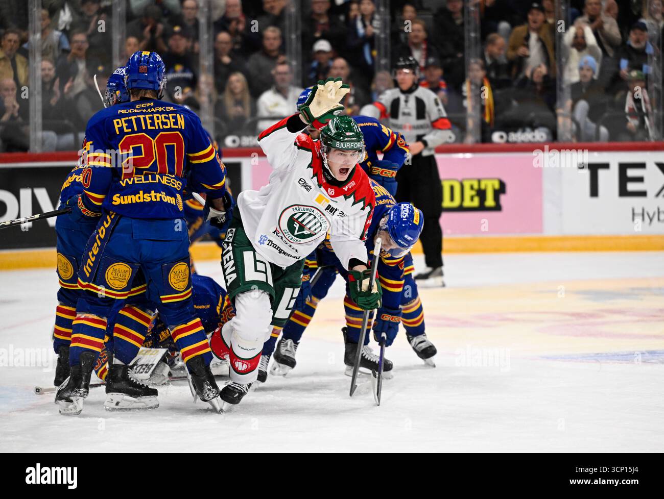 STOCKHOLM, SWEDEN 20250923Frölunda's Filip Cederqvist (#92) celebrates ...