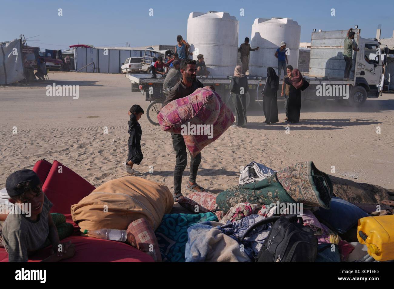 Palestinians, who were evacuated from northern Gaza, arrive with their ...