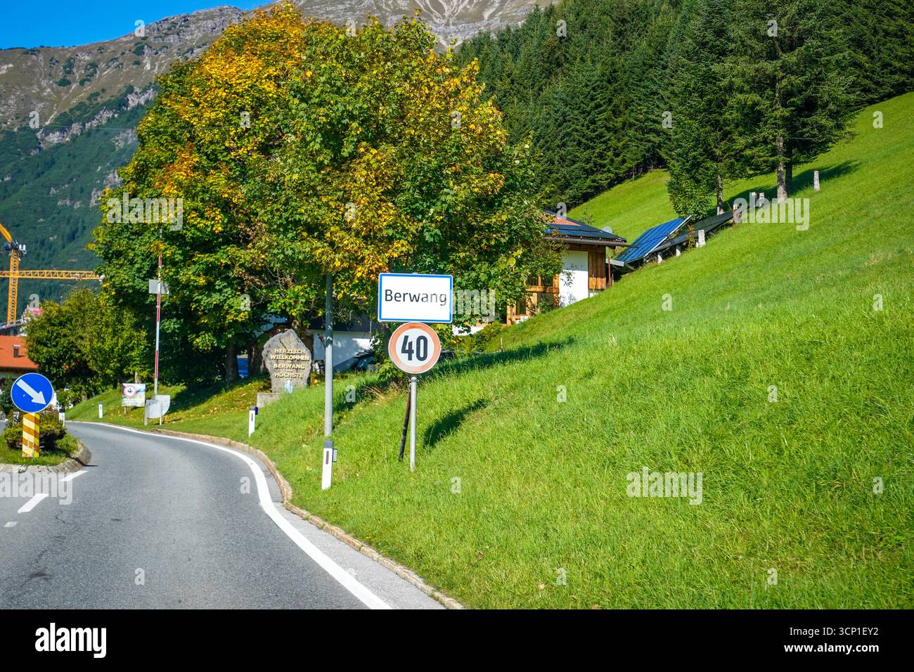 Berwang, Tirol, Österreich, Europa, Ortseinfahrt mit Ortsschild ...