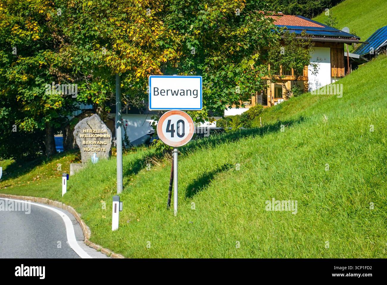 Berwang, Tirol, Österreich, Europa, Ortseinfahrt mit Ortsschild ...