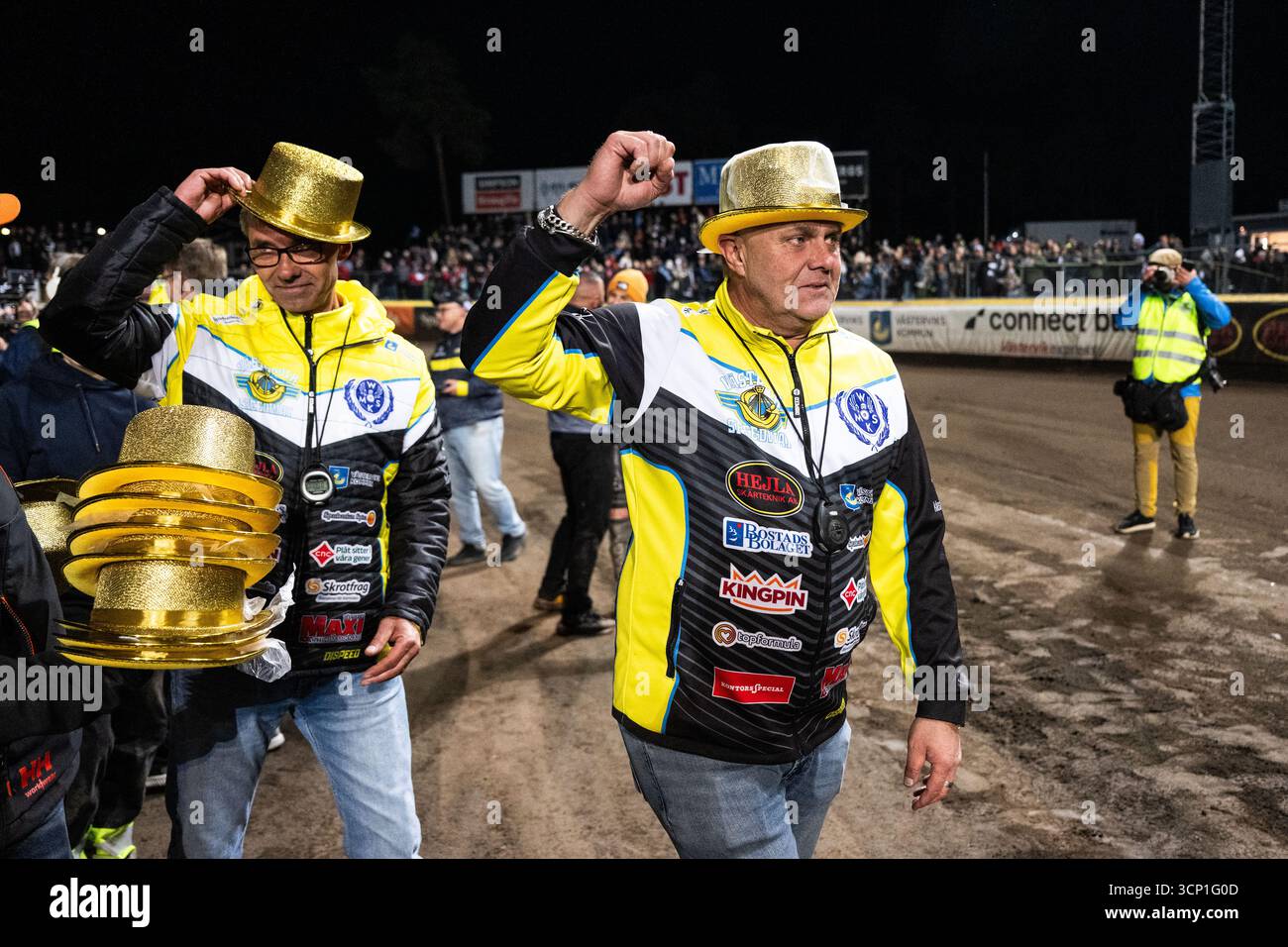 250923 Västerviks lagledare Christian Carlsson och lagledare Morgan ...