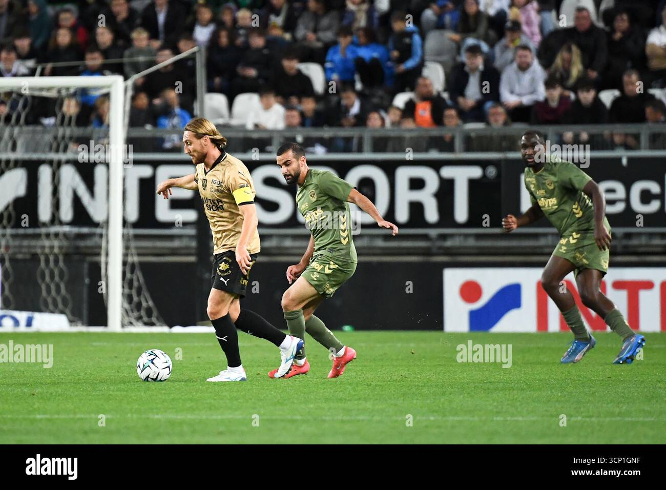 08 Victor LOBRY (asc) - 05 Mahmoud JABER (asse) during the Ligue 2 BKT ...