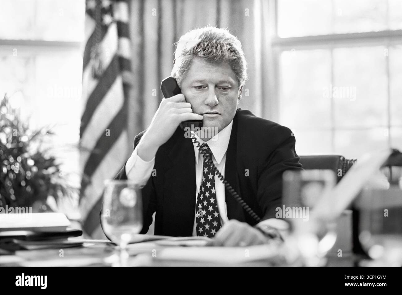 U.S. President Bill Clinton working in the Oval Office of the White ...