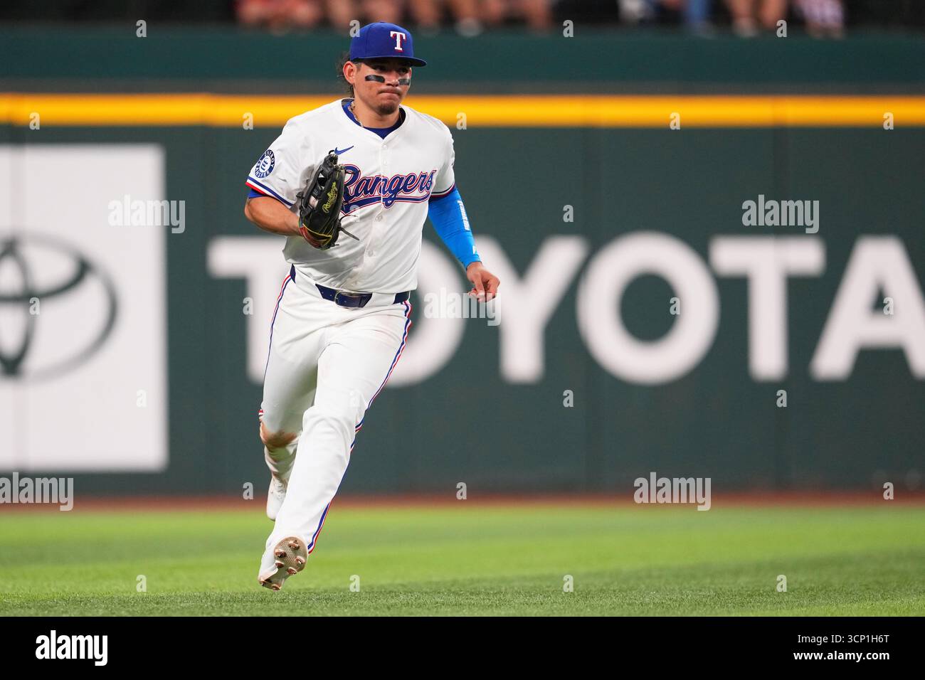 Texas Rangers outfielder Alejandro Osuna runs after making a catch ...