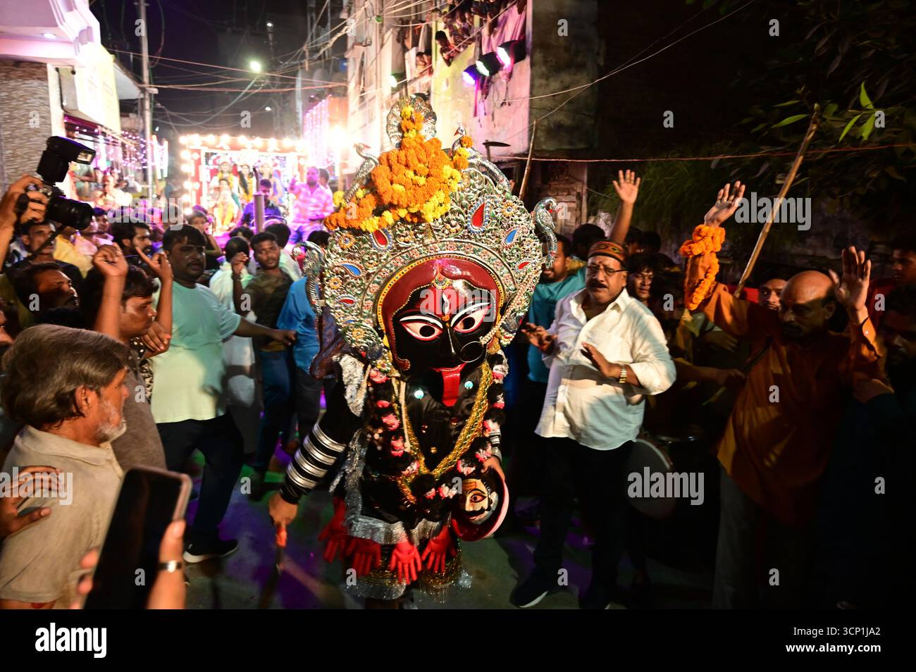 Prayagraj, Uttar Pradesh, India. 23rd Sep, 2025. Prayagraj: Devotee ...