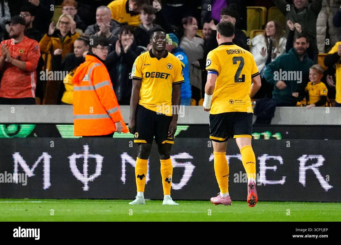 Wolverhampton Wanderers' Marshall Munetsi (left) celebrates scoring ...