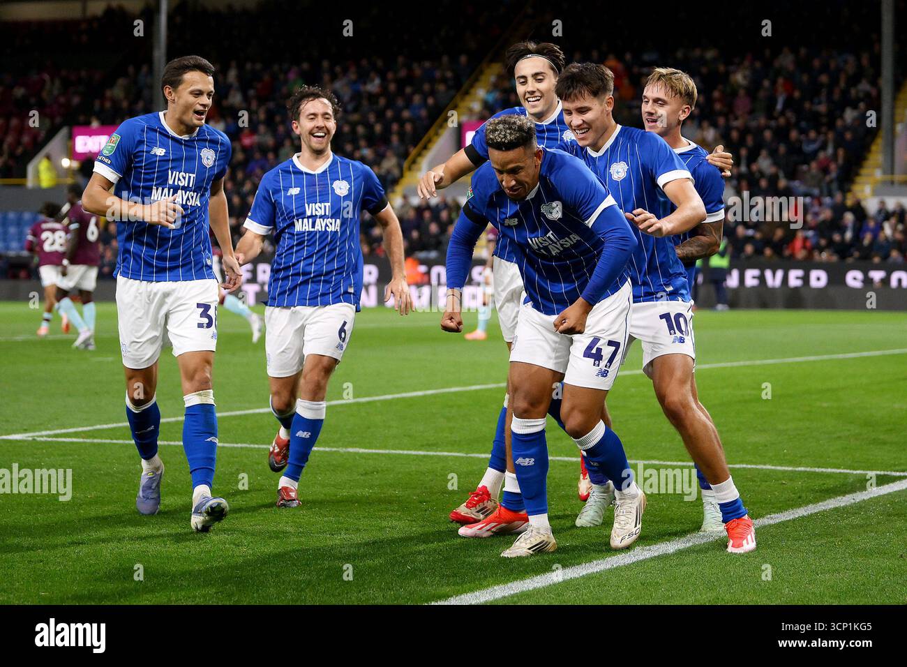 Cardiff City's Callum Robinson celebrates with team-mates after scoring ...
