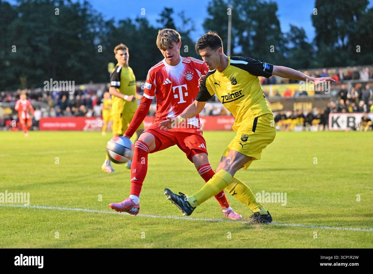 im Duell Guido Della ROVERE (FC Bayern Muenchen II 10) und Mario KUFNER ...