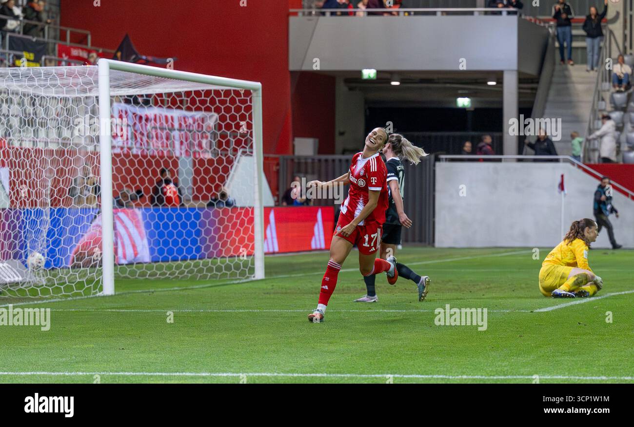 Klara Buehl (FC Bayern Muenchen Frauen, #17) bejubelt ihr Tor zum 4:0 ...