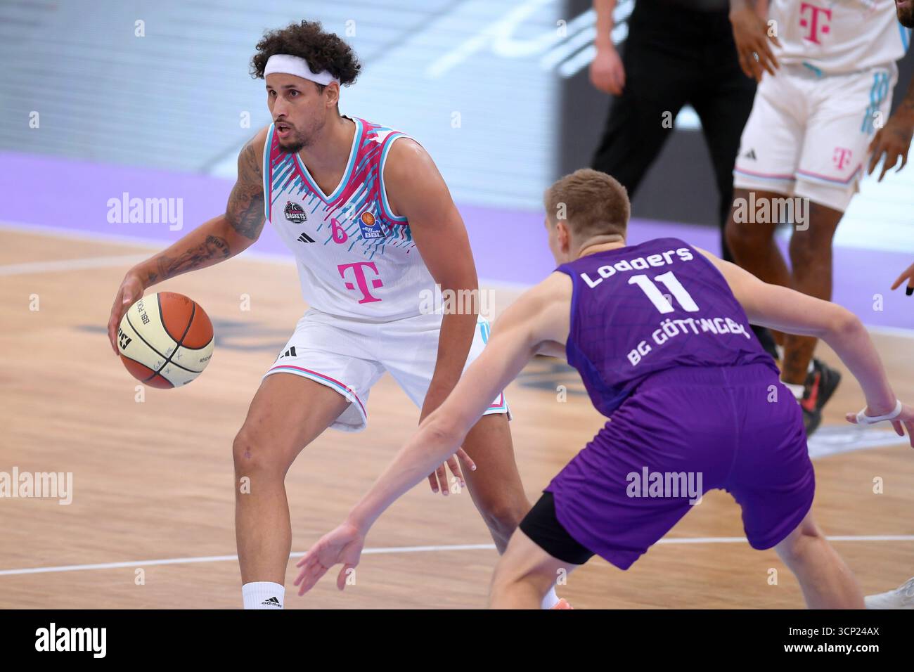 Michael Kessens (Telekom Baskets Bonn #6) (am Ball), Robin Lodders (BG ...