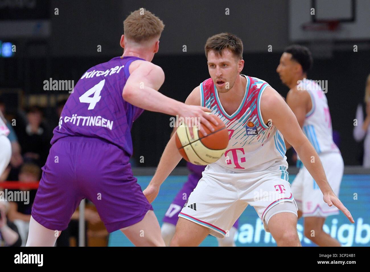 Daniel Kirchner (BG Goettingen #4) (am Ball), Grayson Murphy (Telekom ...