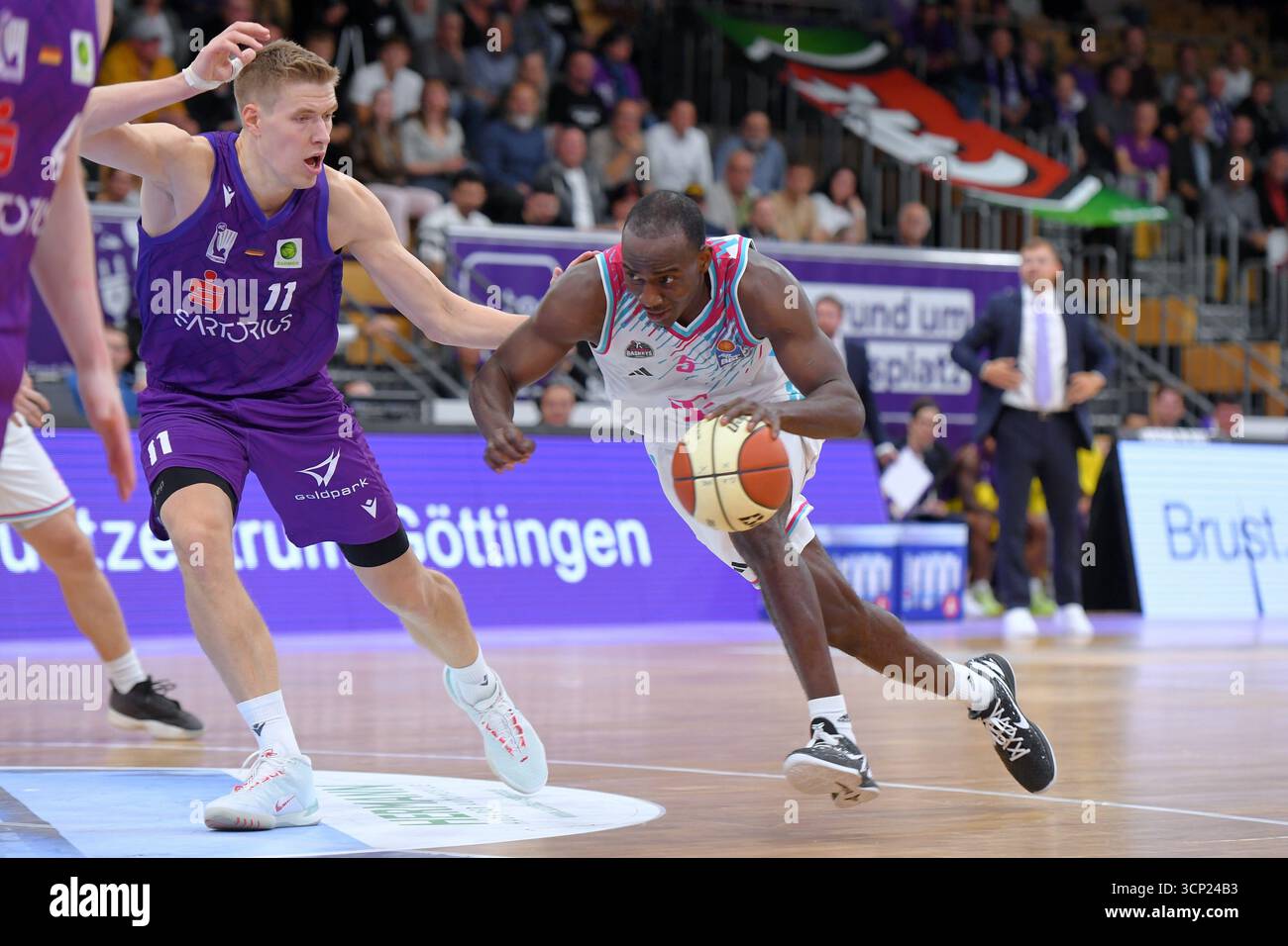 Tylan Birts (Telekom Baskets Bonn #5) (am Ball), Robin Lodders (BG ...