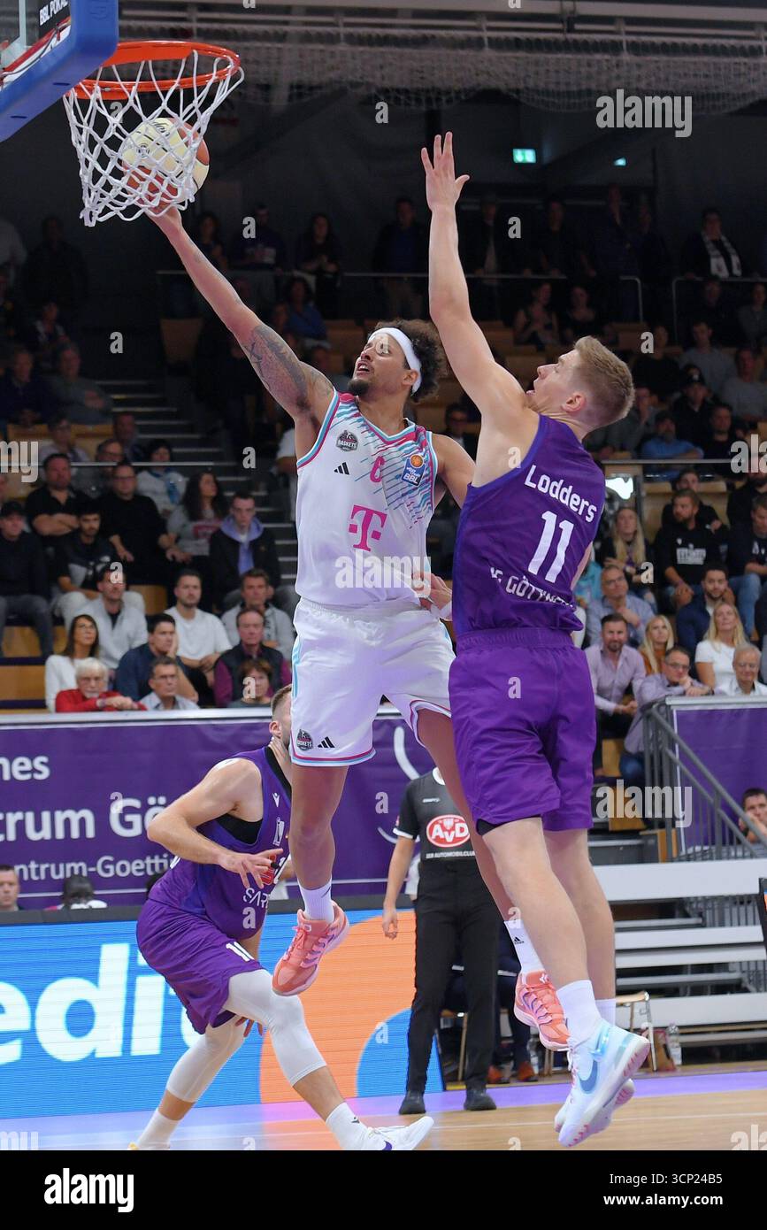 Korbleger von Michael Kessens (Telekom Baskets Bonn #6), Robin Lodders ...