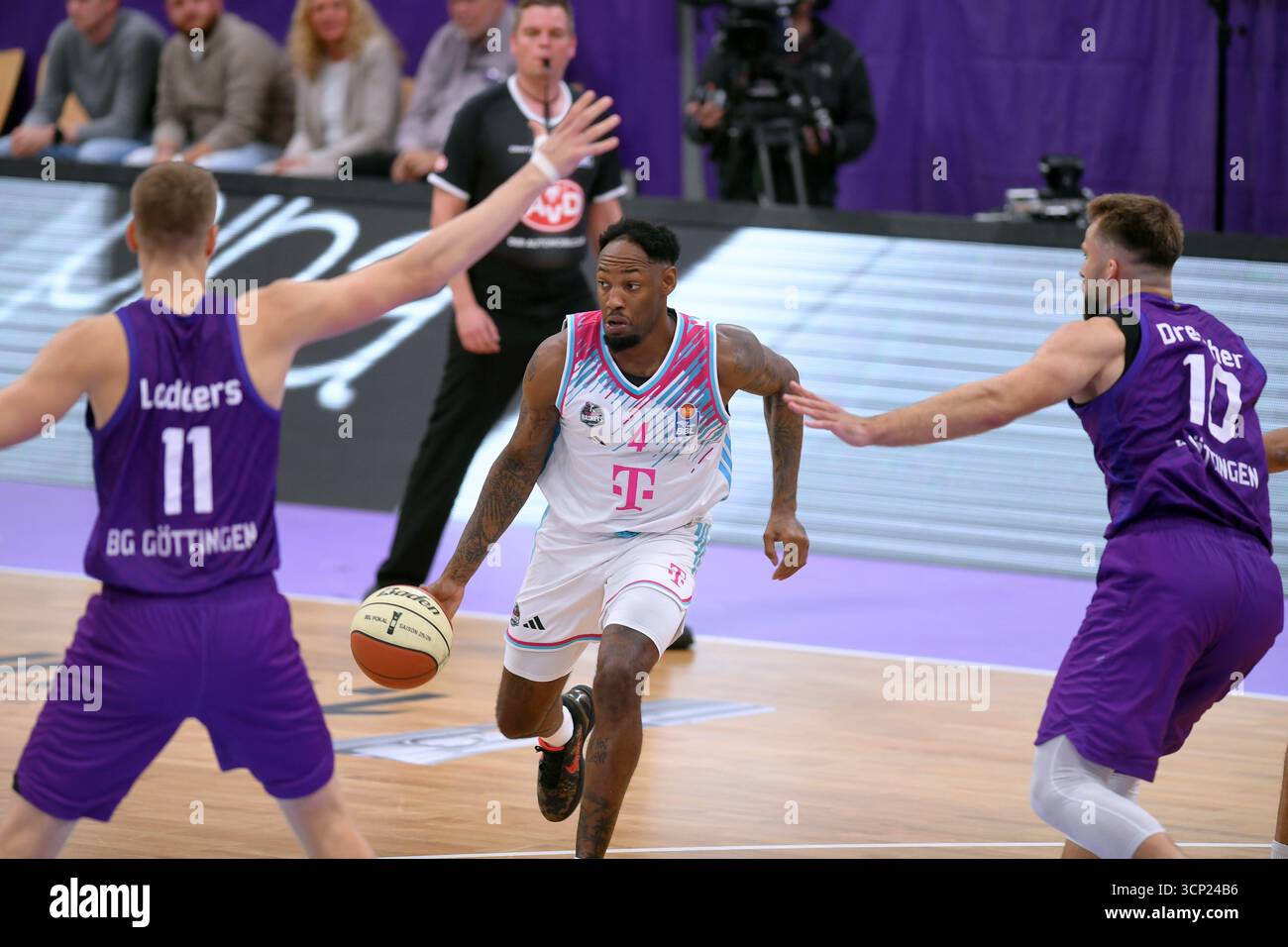 Jeff Garrett Jr. (Telekom Baskets Bonn #4) (am Ball), Robin Lodders (BG ...