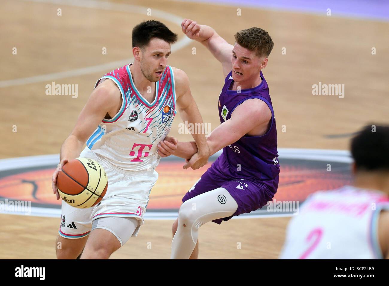 Grayson Murphy (Telekom Baskets Bonn #7) (am Ball), Daniel Kirchner (BG ...