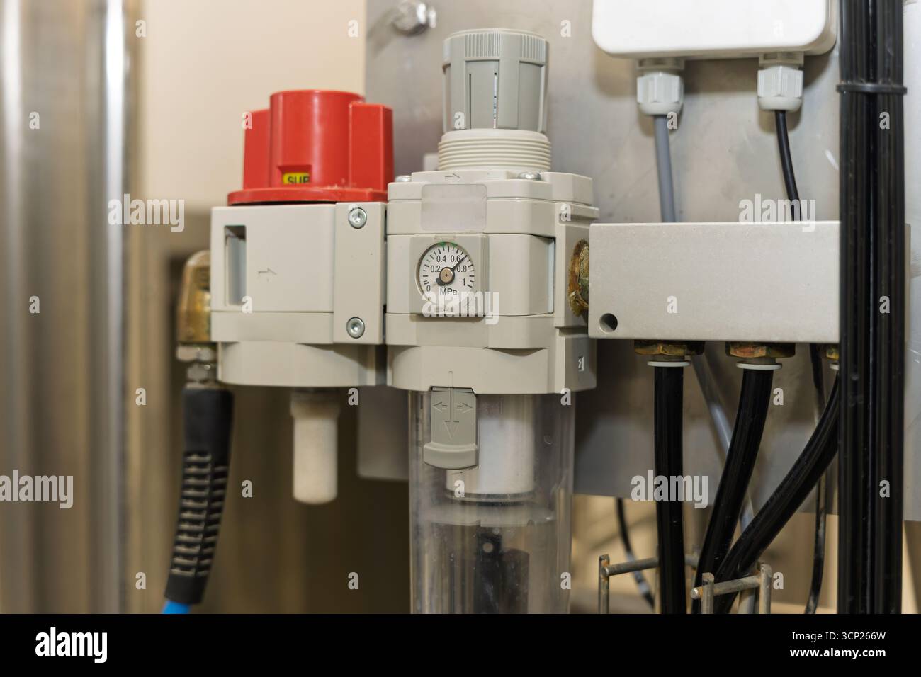 filter regulator gauge, regulating pressure with limit indicator ...