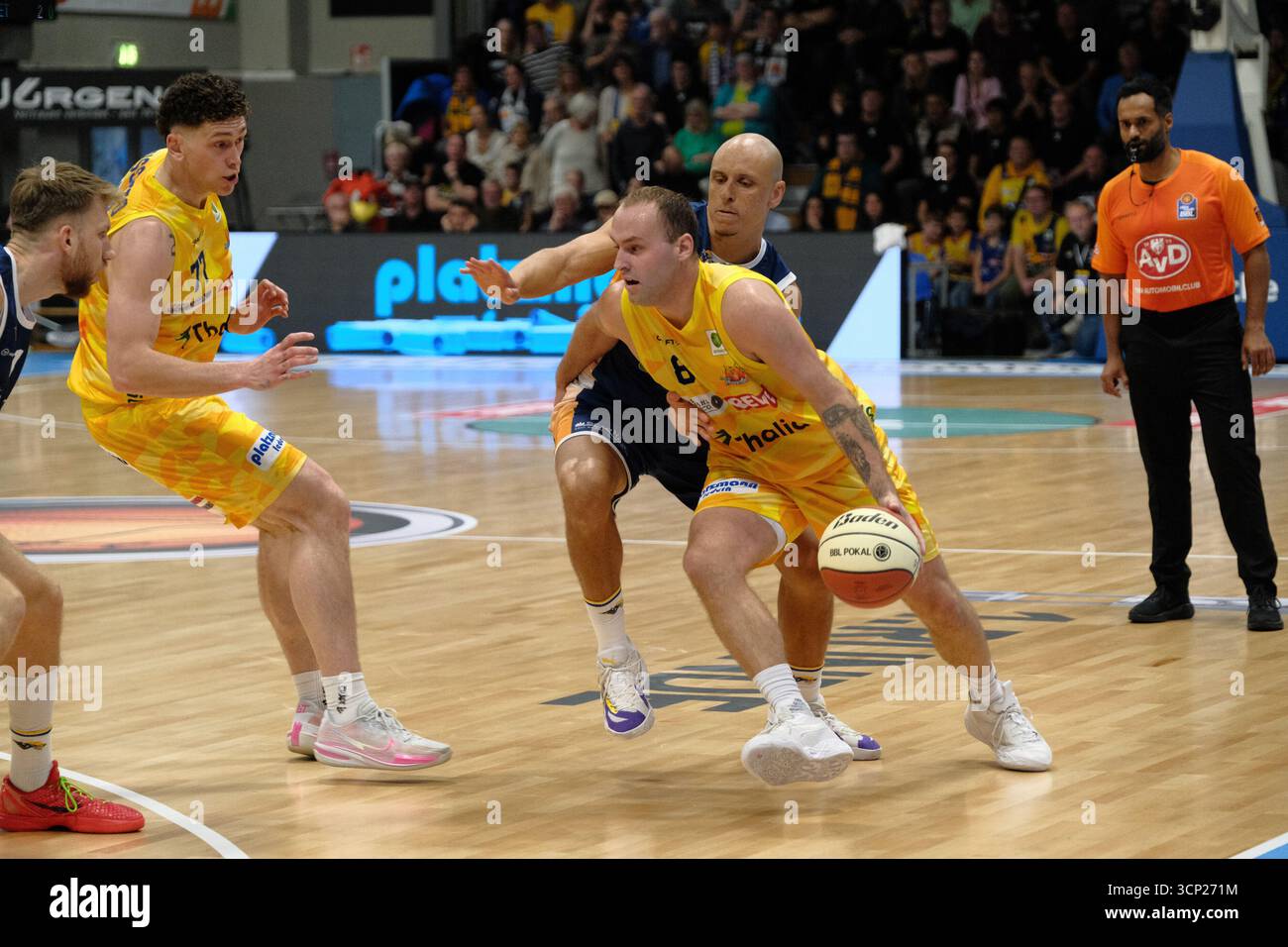 Devin Schmidt, Phoenix Hagen, 8 - geht am Verteidiger vorbei und zieht weiter richtung Korb auf ...