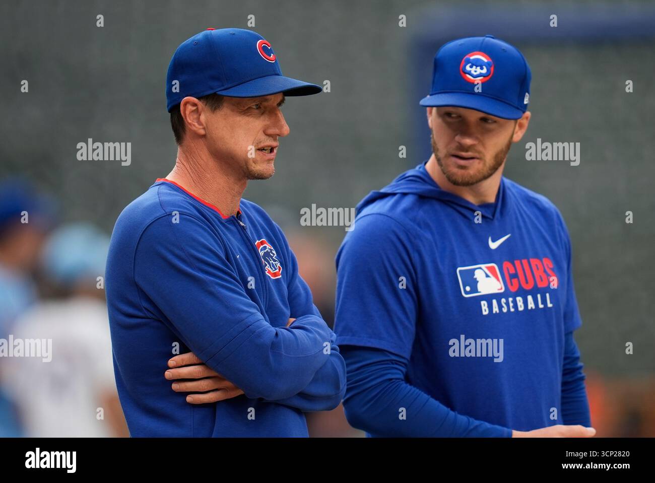Chicago Cubs manager Craig Counsell (11), left, talks to Ian Happ (8 ...