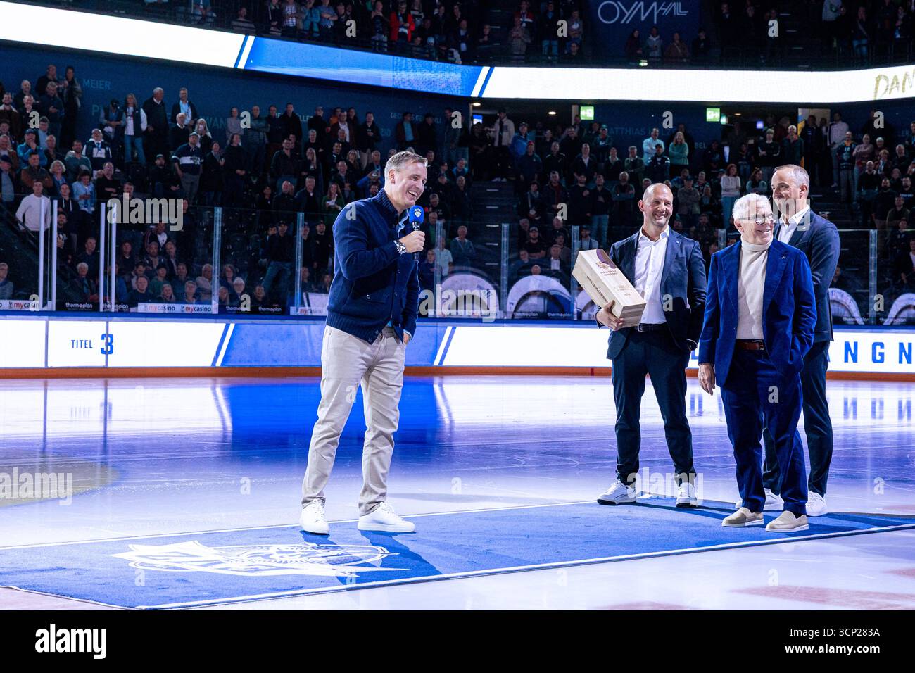 Head Coach Dan Tangnes is honored for his seven years at EV Zug by CEO ...