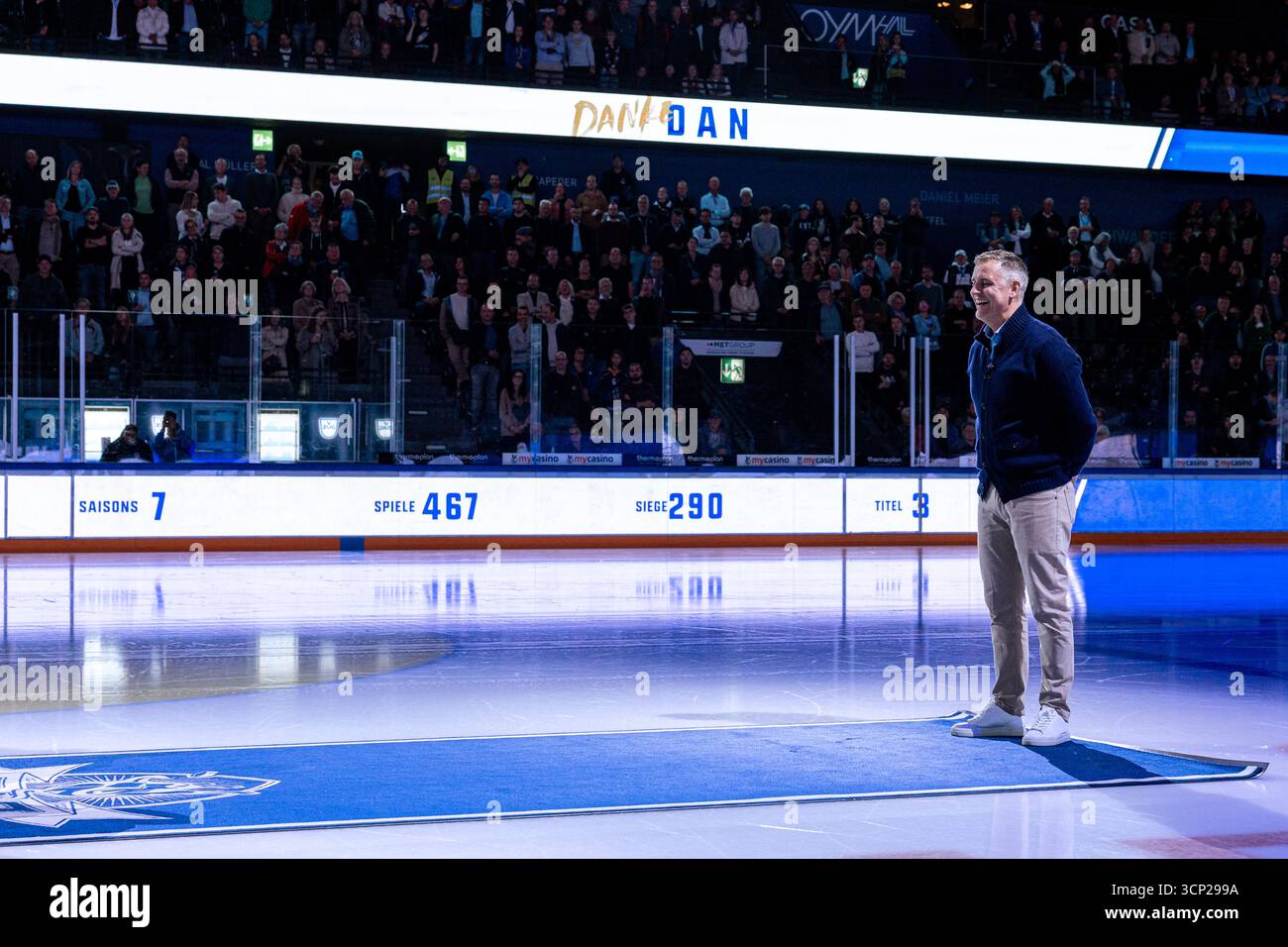 Head Coach Dan Tangnes is honored for his seven years at EV Zug by CEO ...