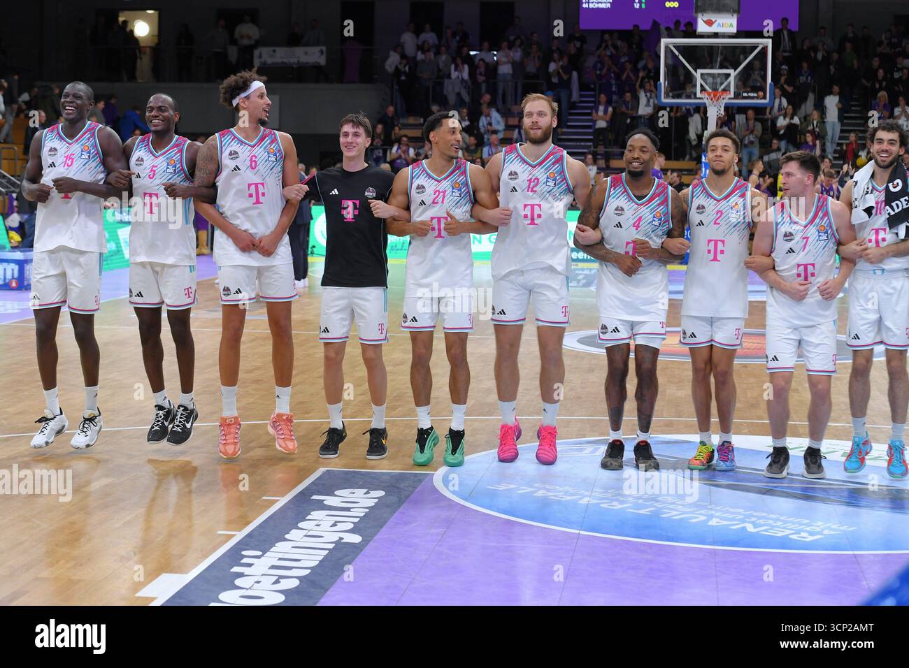 Jubel, Freude nach dem Sieg; Kur Jockuch (Telekom Baskets Bonn #15 ...