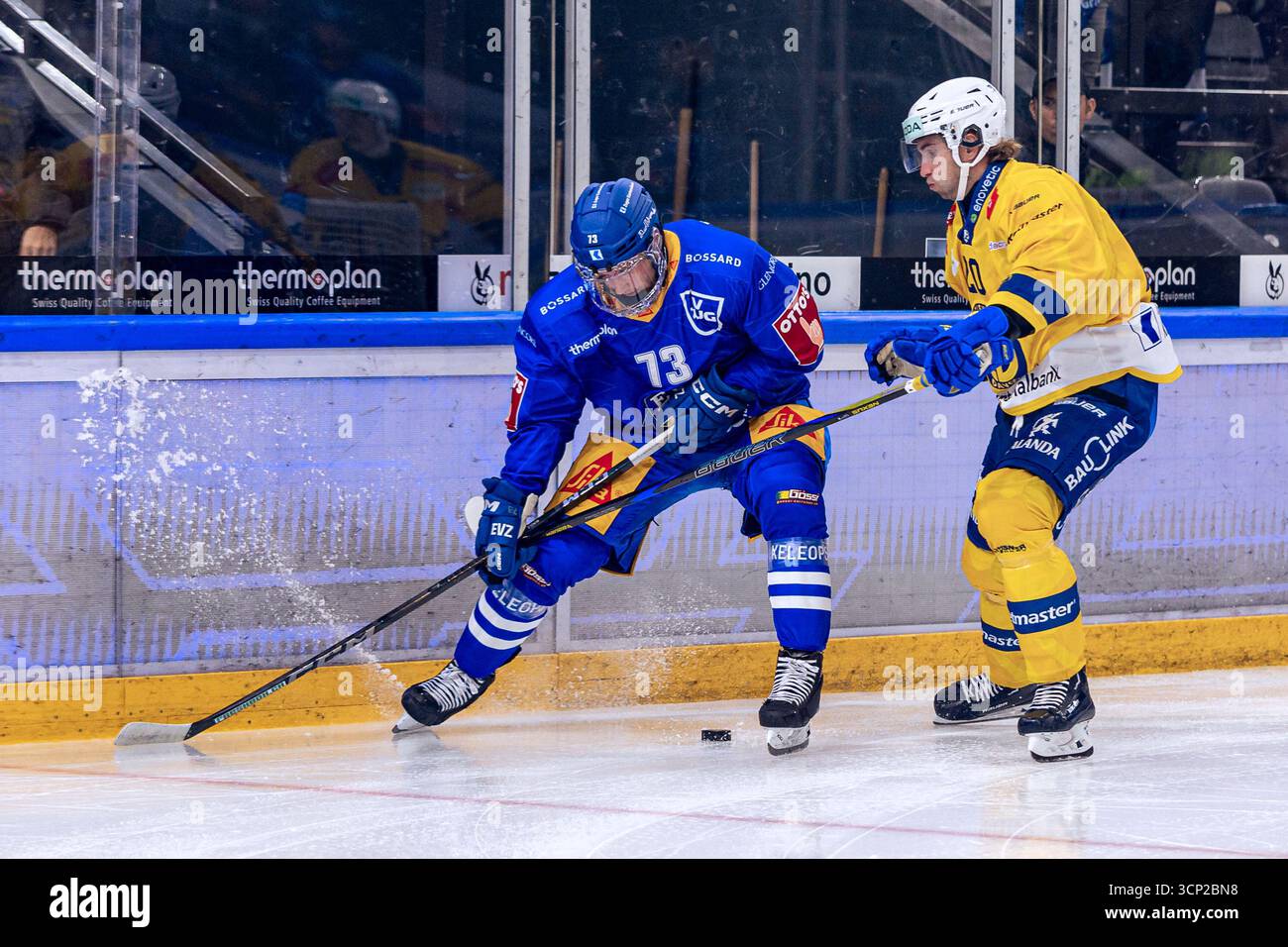 Michael Fora #20 (HC Davos) and Mike Kunzle #73 (EV Zug) - 23.09.2025 ...
