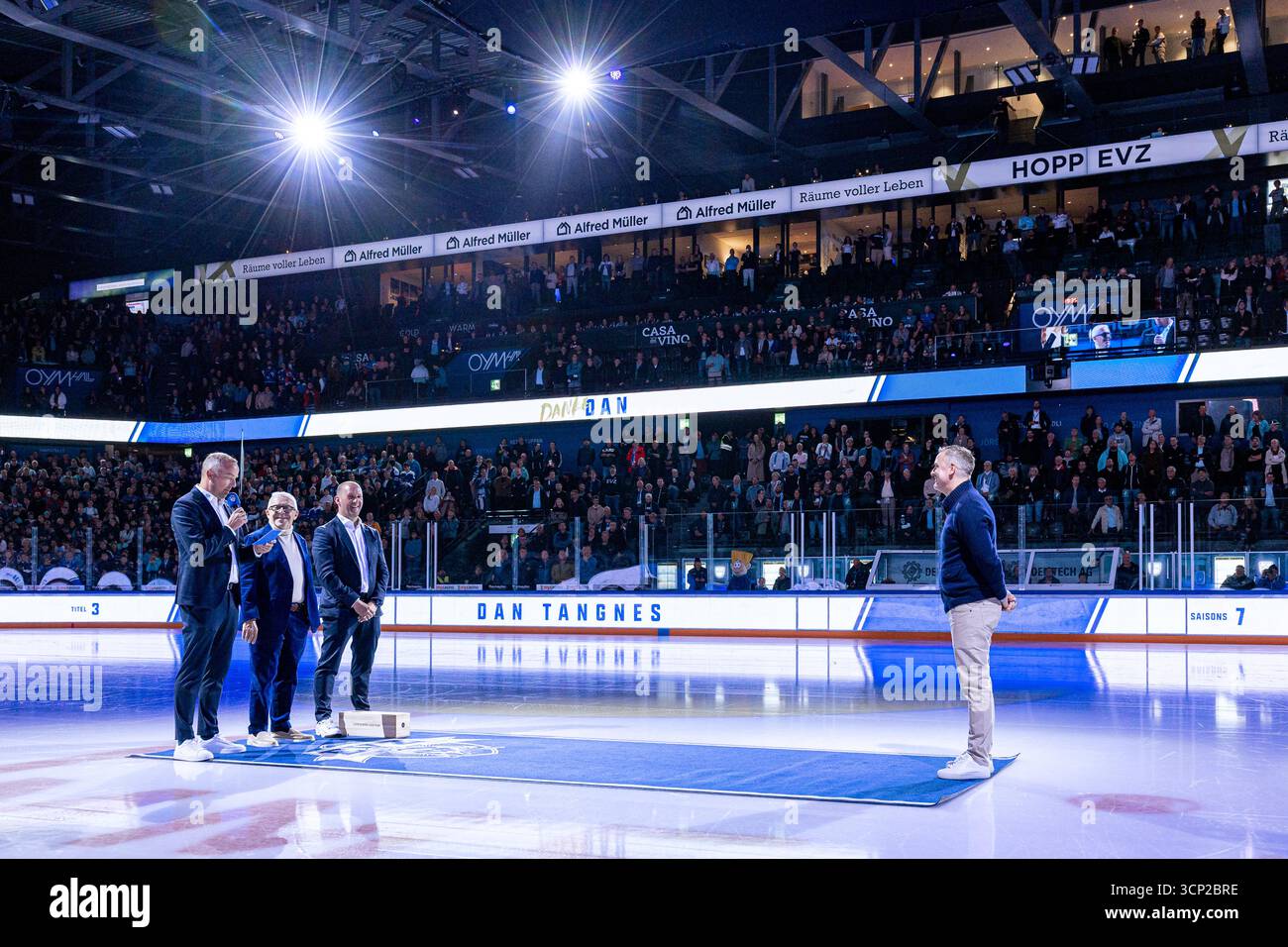 Head Coach Dan Tangnes is honored for his seven years at EV Zug by CEO ...