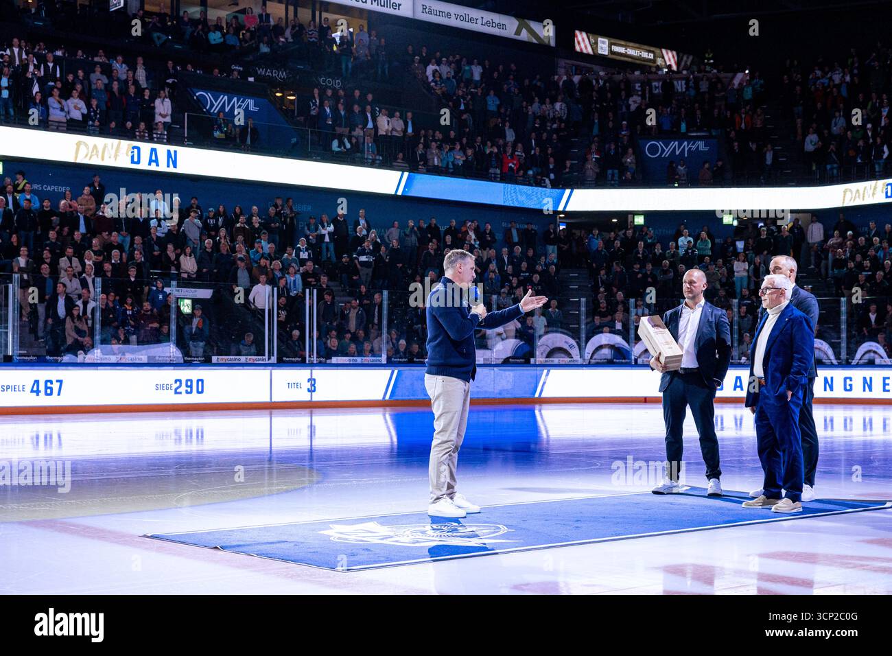 Head Coach Dan Tangnes is honored for his seven years at EV Zug by CEO ...
