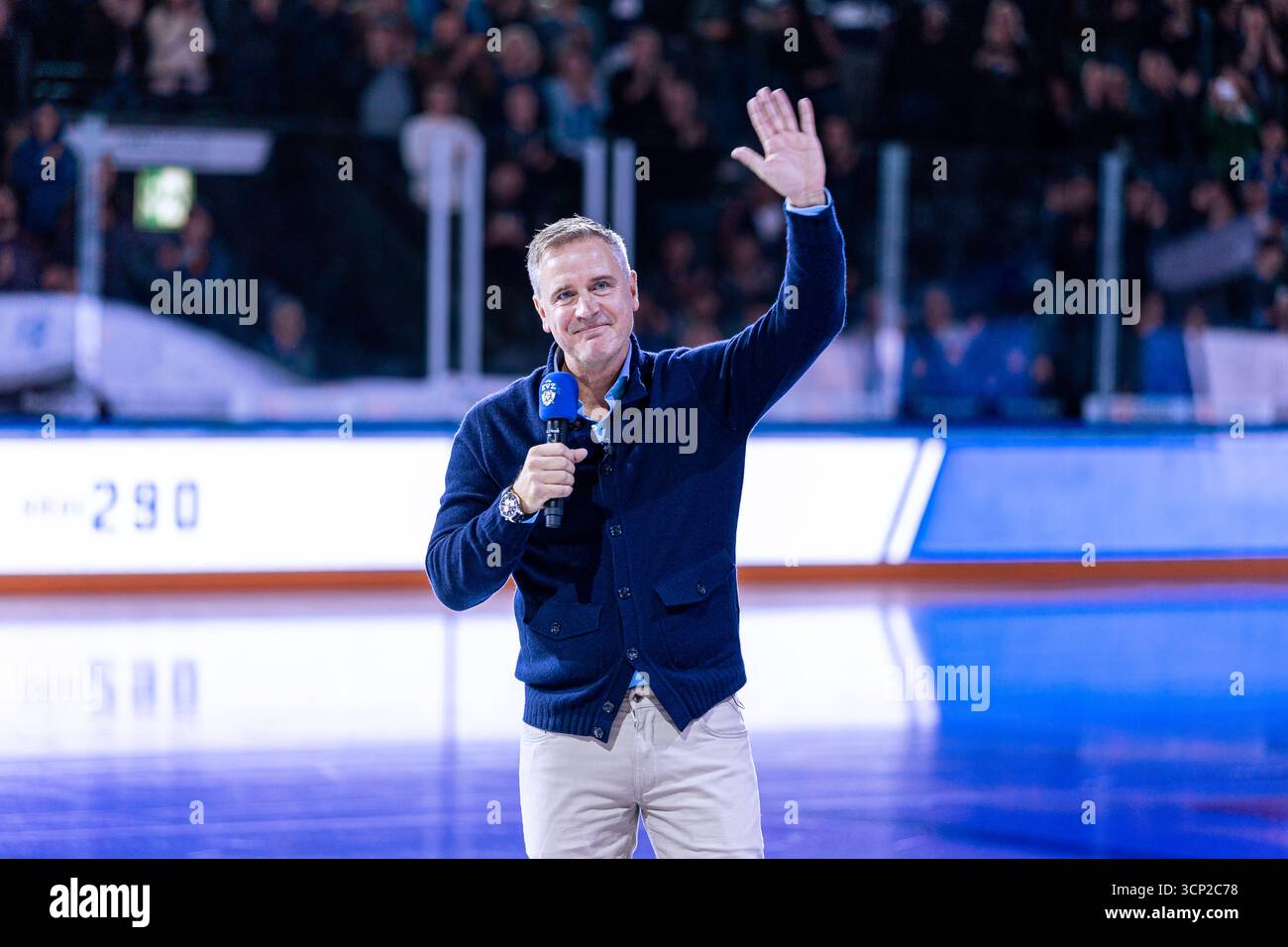 Head Coach Dan Tangnes is honored for his seven years at EV Zug by CEO ...
