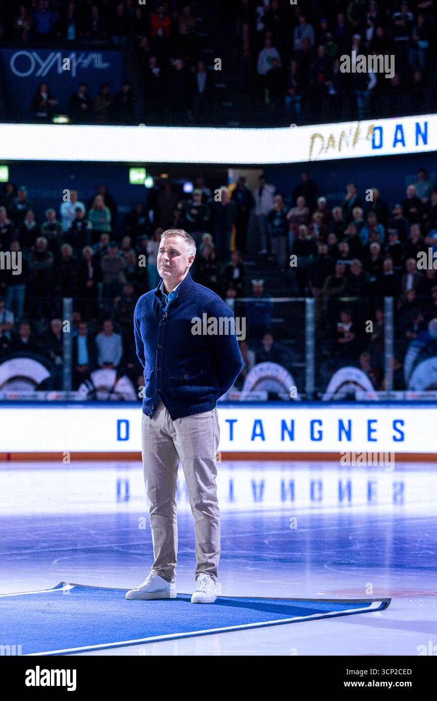 Head Coach Dan Tangnes is honored for his seven years at EV Zug by CEO ...