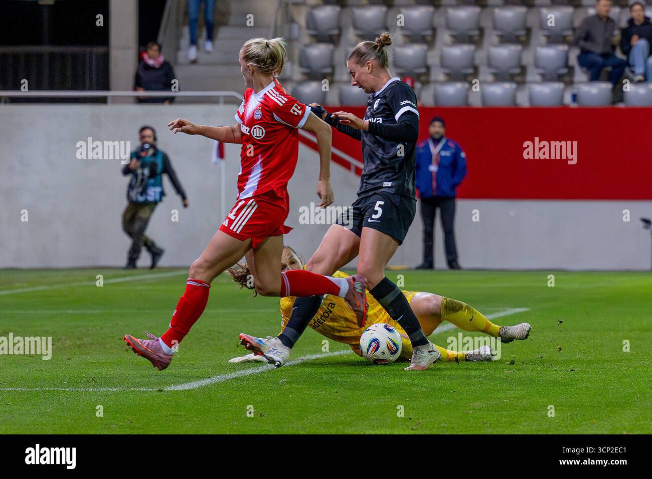 Lea Schueller (FC Bayern Muenchen Frauen, #11) verpasst gegen Laura ...