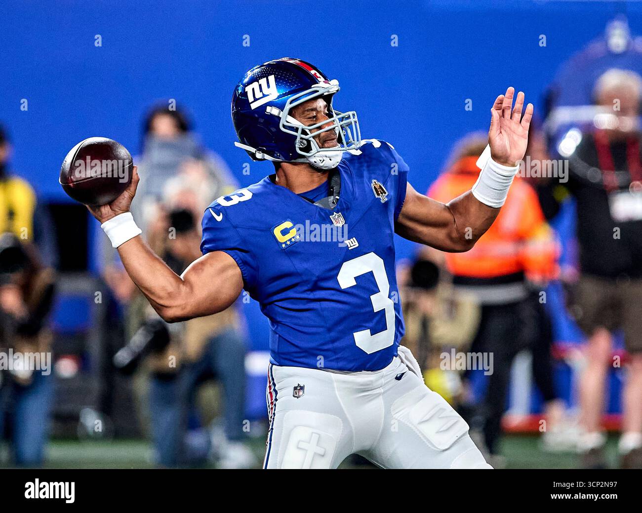 New York Giants quarterback Russell Wilson (3) passes against the ...