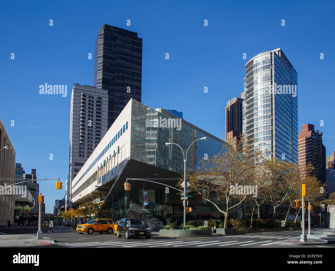 The Alice Tully Hall at Lincoln Center and the skyscrapers at Lower ...
