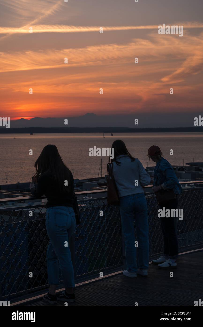 Seattle, USA. 23 Sep, 2025. A smokey sunset over Elliott Bay. Climate ...