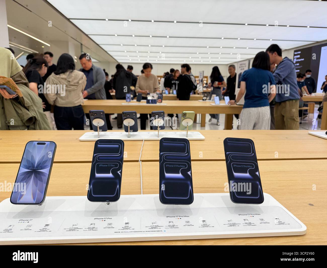 Iphone 17 pro hi-res stock photography and images - Alamy