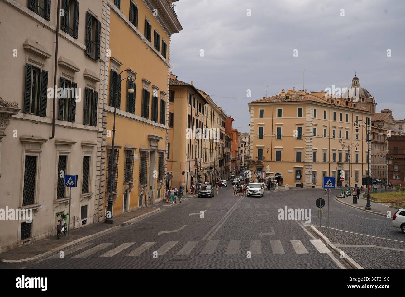 Moving cars walking people buildings hi-res stock photography and ...