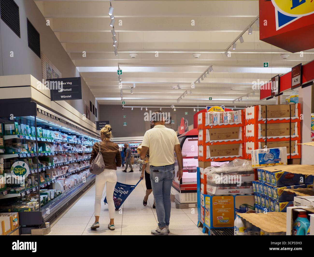 Exploring aisles shopping basket hi-res stock photography and images ...